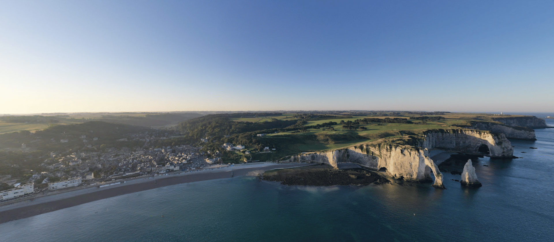 Survol des Falaises d'Etretat et des Côtes Normandes • Wingly